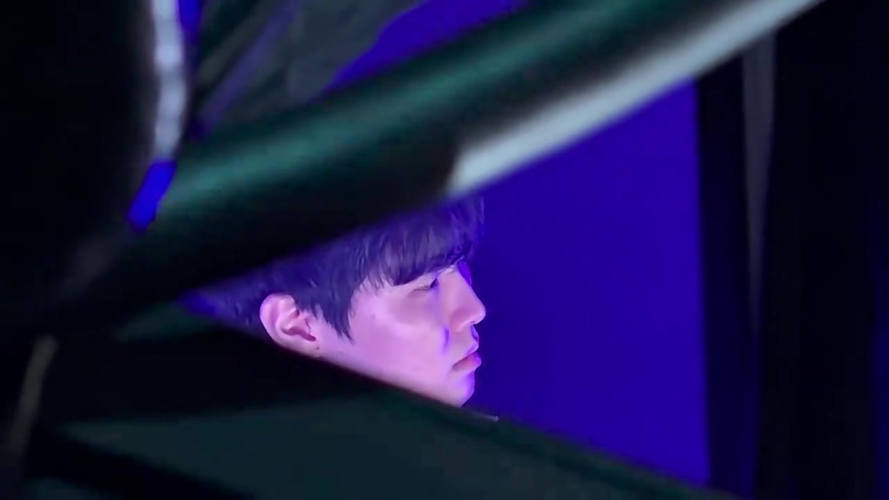 这么虚？S15半决赛现场观众拍到Chovy入场画面：神态紧张眼神飘忽-直播吧